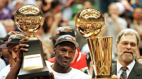 Kisah Perjalanan Phil Jackson, Pengoleksi 13 Gelar Juara NBA | IDN Times