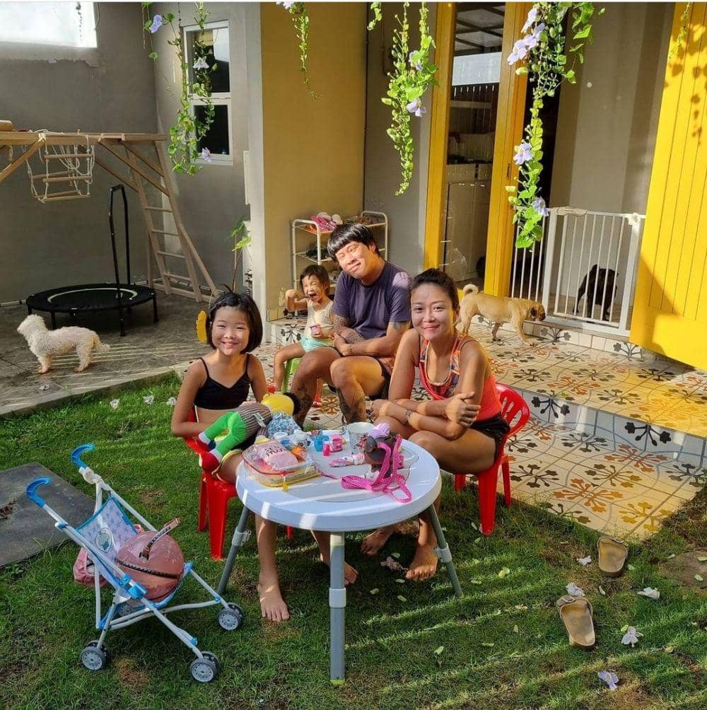 12 Tahun Menikah, 9 Potret Keluarga Cici Panda Kini di Bali | IDN Times
