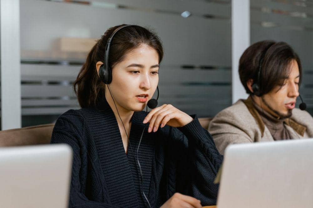 7 Tugas Costumer Service Bank, Gak Cuma Asal Telepon! | IDN Times