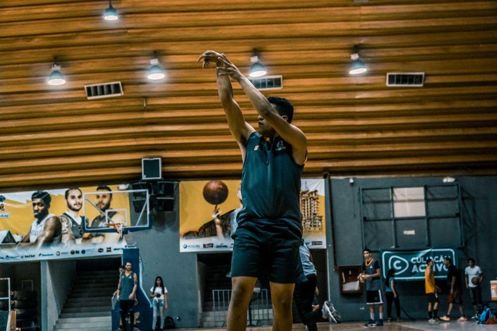 Jump Shoot: Pengertian, Cara Melakukan, dan Macam-Macamnya | IDN Times