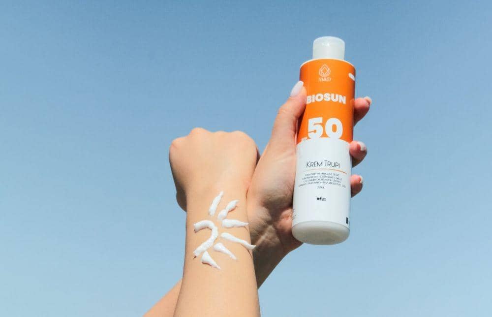 Gunakan Sunscreen untuk Lindungi Kulit dari Paparan Sinar UV | IDN ...
