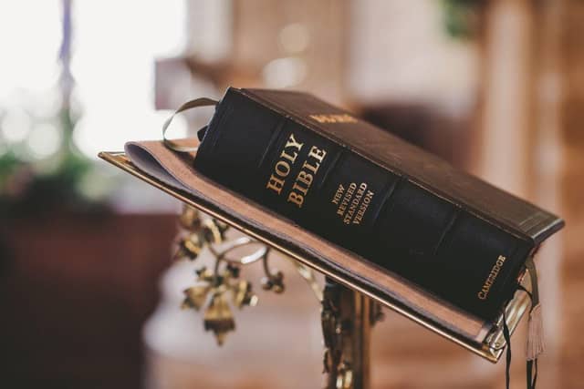 18 Ayat Alkitab tentang Mengasihi Sesama, Sebarkan Yuk! | IDN Times