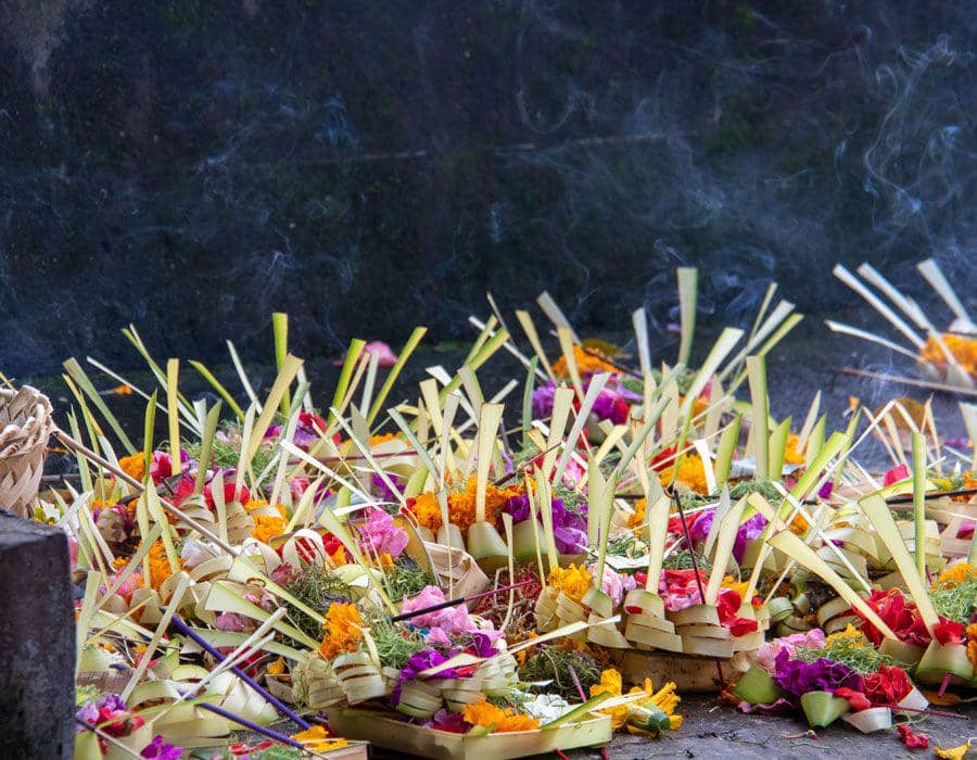 Makna Canang di Bali dan Cara Mengatur Bunga | IDN Times Bali