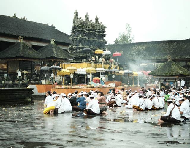 10 Contoh Puisi Bahasa Bali dan Artinya, Beragam Tema | IDN Times Bali