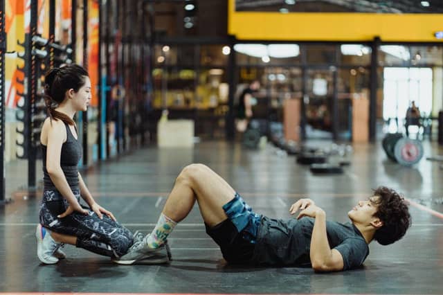 Cara Melakukan Sit Up yang Benar, Mudah untuk Pemula | IDN Times