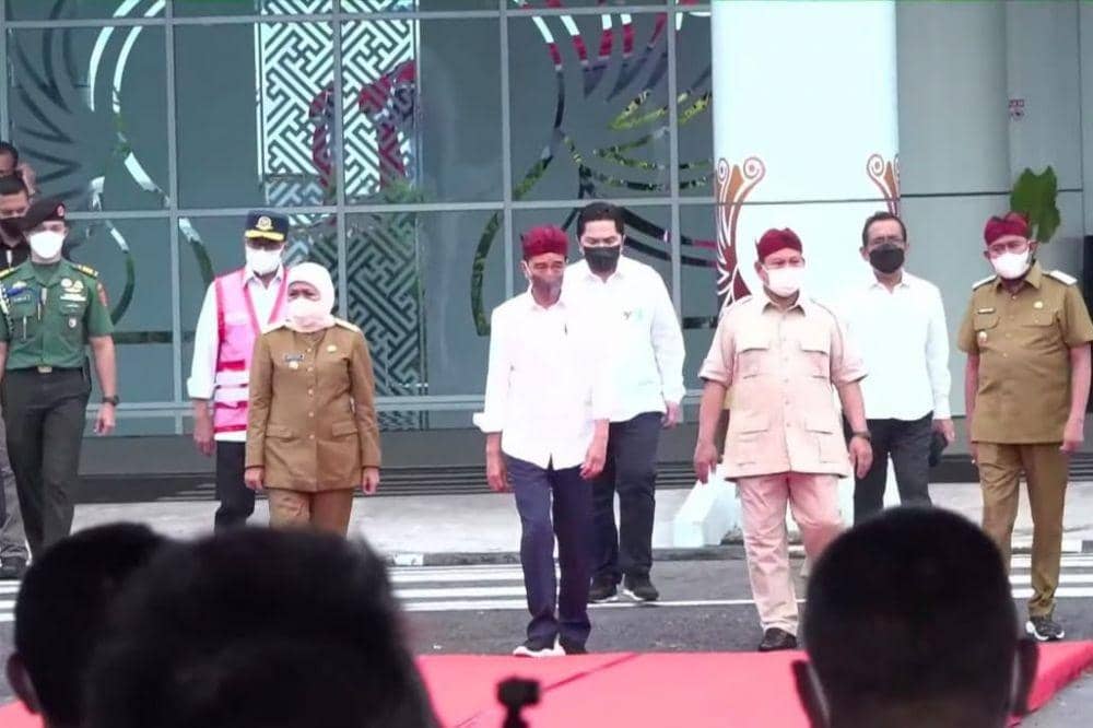 Jokowi Resmikan Bandara Trunojoyo Sumenep Pakai Odheng | IDN Times