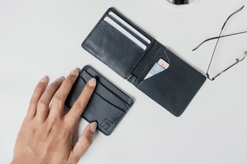 15 Merek Dompet Pria Terbaik dan Berkualitas, Wajib Punya! | IDN Times