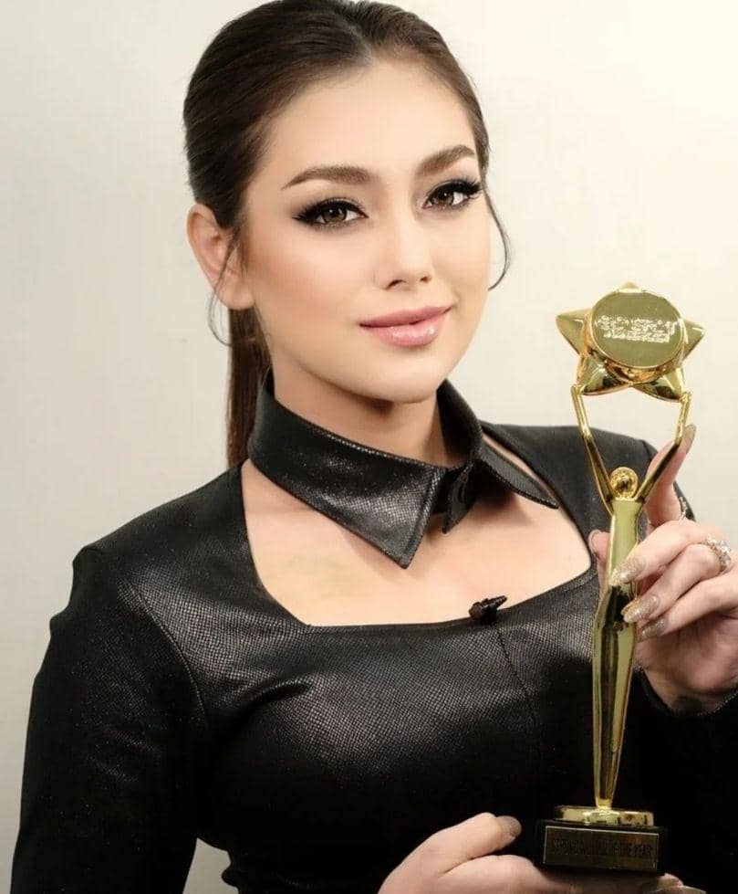 Artis Berstatus Janda yang Dijuluki Hot Mama, Charming Abis! | IDN Times
