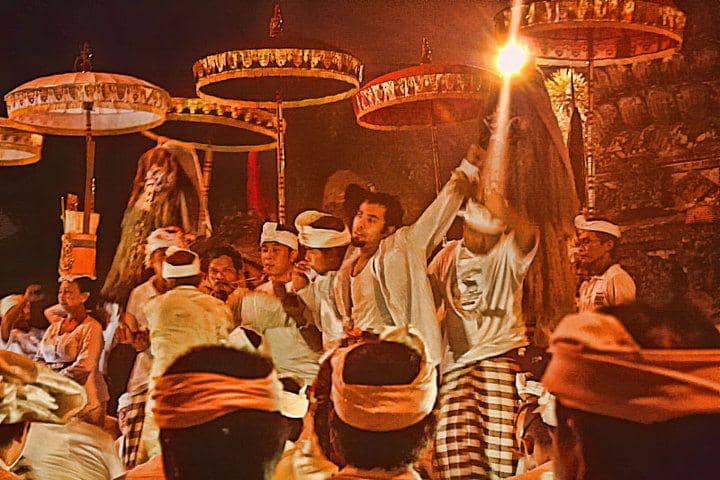 5 Tradisi Hari Raya Kuningan di Bali, Ada yang Berbagi Uang | IDN Times ...