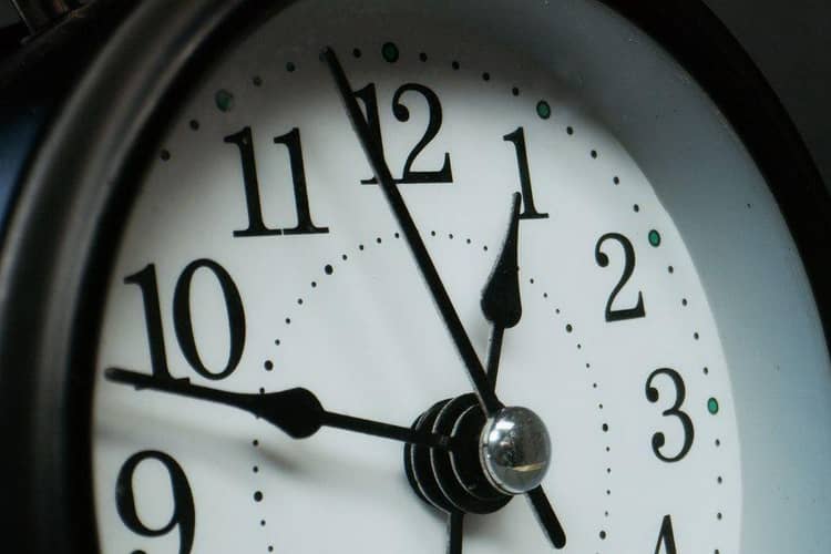 Penggunaan Kata Pukul dan Jam yang Benar | IDN Times