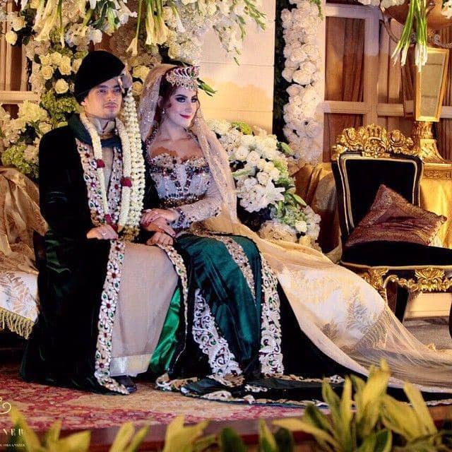 10 Potret Lawas Pernikahan Tasyi Athasyia dan Suami | IDN Times