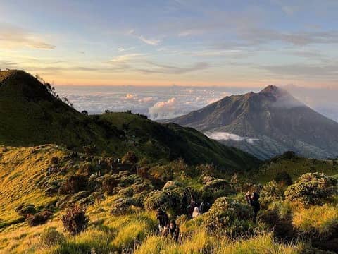 20 Gunung Tertinggi di Indonesia yang Wajib Kamu Ketahui | IDN Times