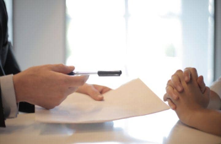 9 Contoh Surat PHK Karyawan yang Baik dan Beretika | IDN Times