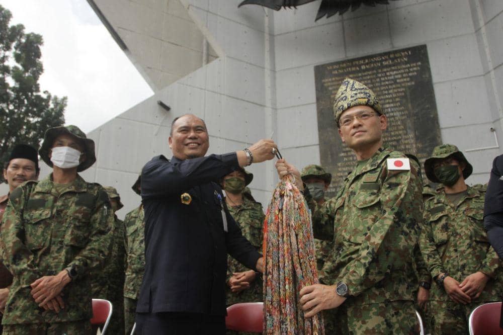 Angkatan Udara Jepang Serahkan Origami Perdamaian Palembang | IDN Times ...