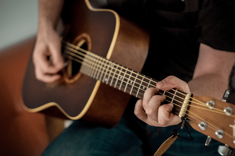 13 Kunci Dasar Gitar yang Penting Dikuasai Pemula, Simak! | IDN Times