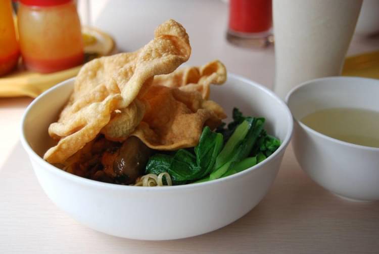 5 Resep Mie Pangsit Ayam Spesial untuk Sajian Keluarga | IDN Times