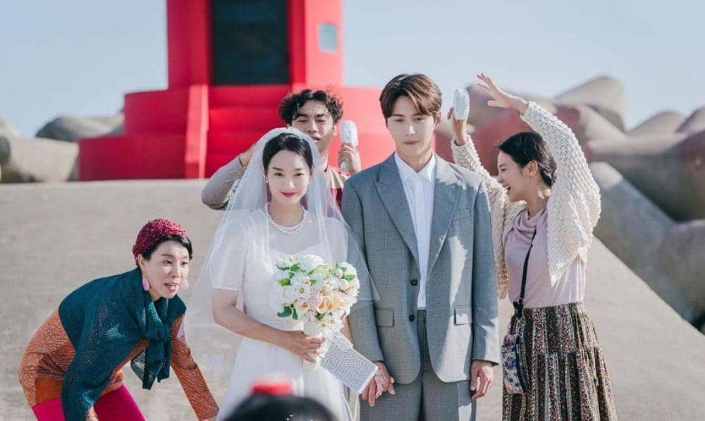 Sinopsis Hometown Cha Cha Cha, Drakor Kim Seon-ho di Netflix | Duniaku.com