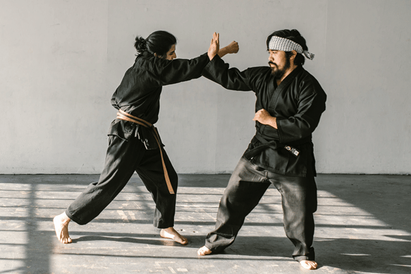 5 Teknik Pukulan dalam Pencak Silat, Efektif Serang Lawan! | IDN Times
