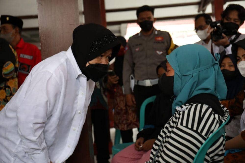 Risma Beri Santunan 125 Ahli Waris Korban Tragedi Kanjuruhan | IDN Times