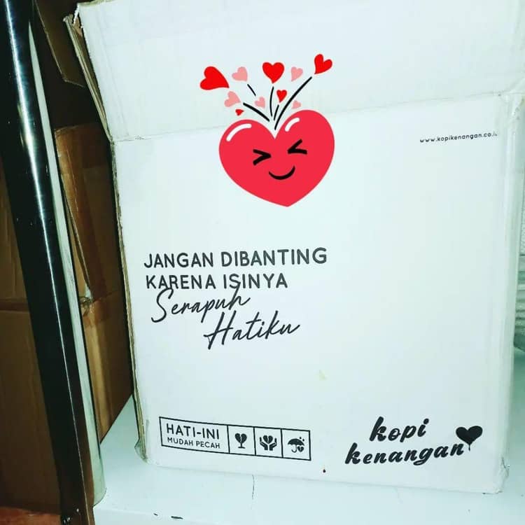 15 Tulisan Kocak 'Jangan Dibanting' di Paket | IDN Times