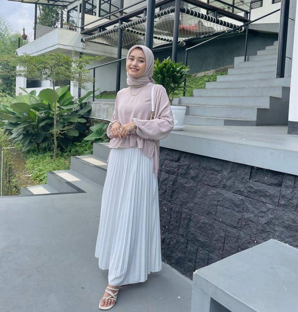 Padu Padan Outfit Hijab dengan Rok Plisket | IDN Times