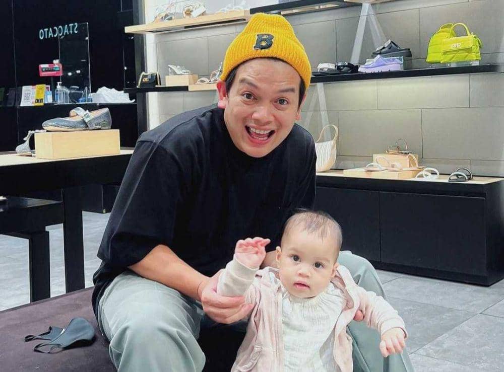 10 Potret Gemas Natta Reza saat Momomg Putri Kecilnya | IDN Times