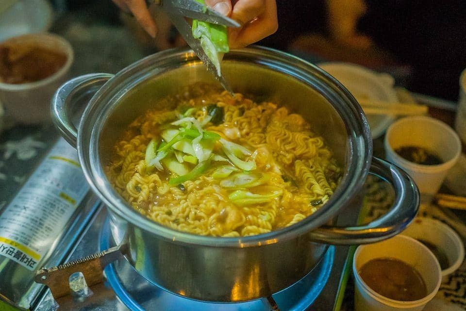 Resep Ramen ala Raditya Dika yang Bikin Kamu Merem-melek | IDN Times