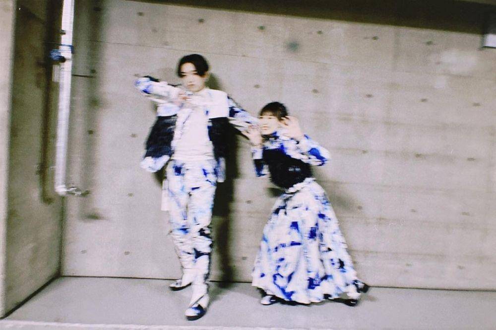 9 Fakta YOASOBI, Band Duo Asal Jepang dengan Konsep Unik! | Duniaku.com