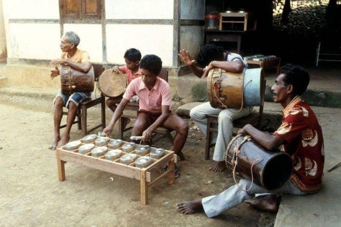 10 Alat Musik Maluku dan Cara Memainkannya | IDN Times