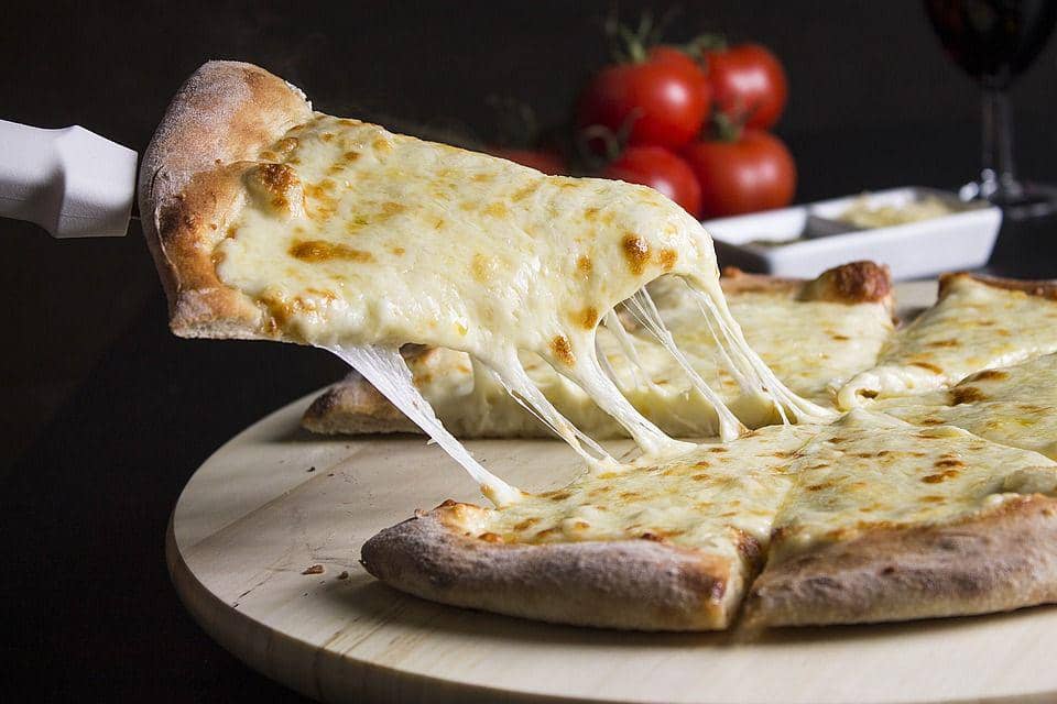 Menu Pizza Keju ala Domino's | IDN Times