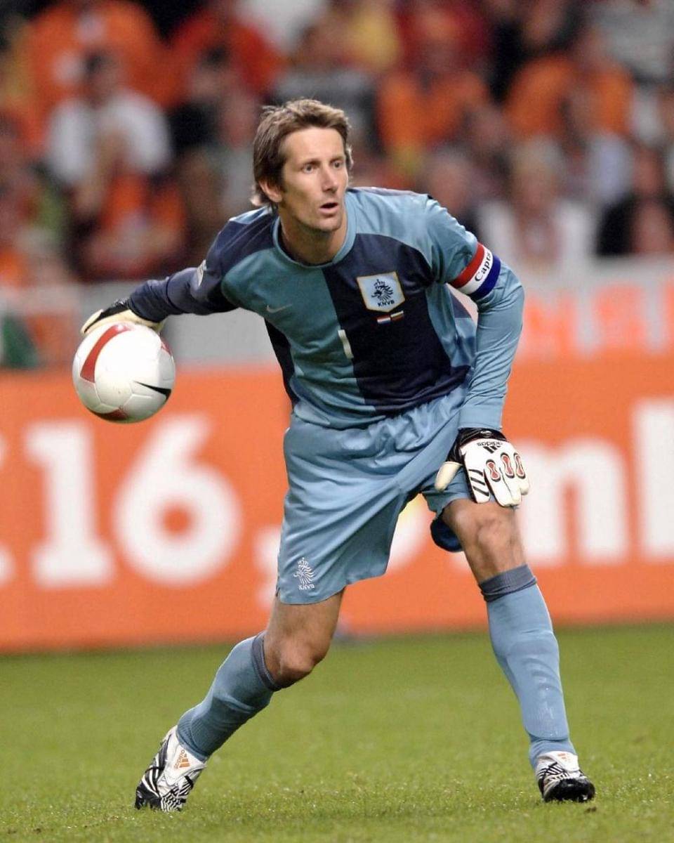 Profil Edwin van der Sar, Late Bloomer yang Menjelma Legenda | IDN Times