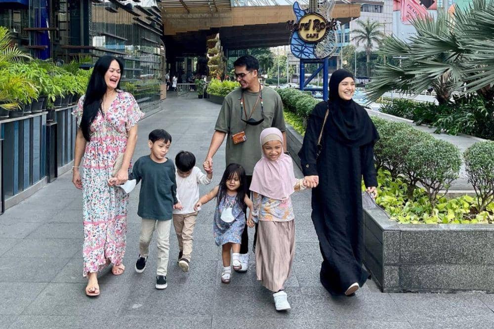 Donna Harun Ajak Jalan-jalan Cucunya | IDN Times