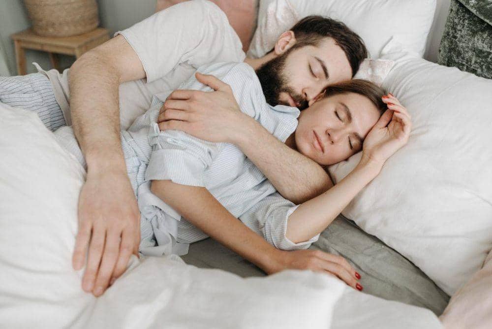 6 Fakta Posisi Spooning, Rahasia Pendongkrak Keintiman | IDN Times