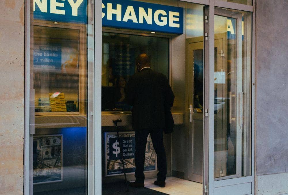 Money Changer: Pengertian, Syarat, dan Cara Menukar Uang | IDN Times