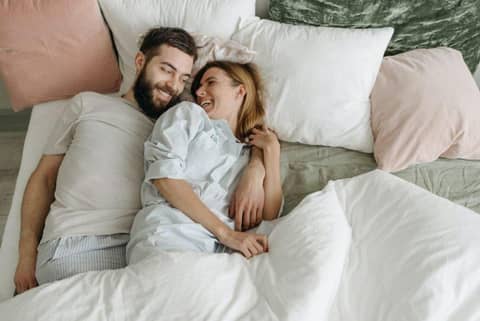 6 Fakta Posisi Spooning, Rahasia Pendongkrak Keintiman | IDN Times