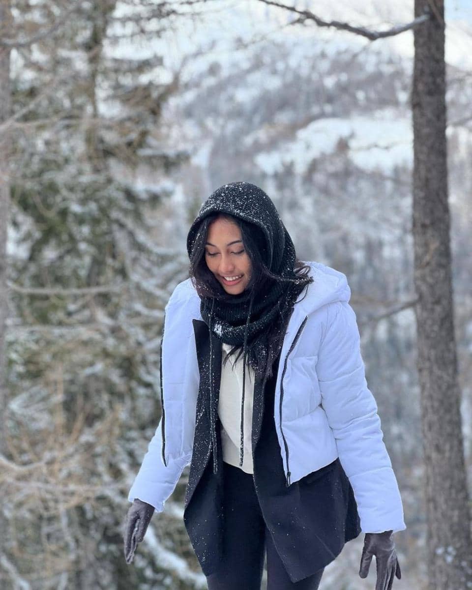10 Potret Liburan Novia Bachmid di Swiss, Asyik Main Salju! | IDN Times
