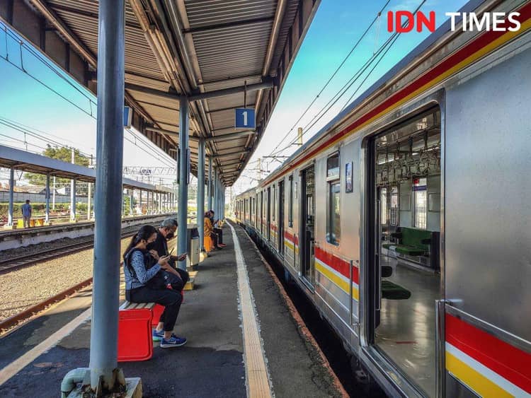 2 Cara Naik KRL Terbaru 2024, Panduan untuk Komuter Pemula | IDN Times