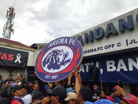 Arema FC Tabuh Genderang Perang Soal Legalitas Logo Singa Bertindik ...