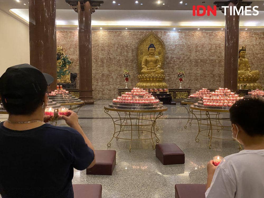 Puluhan Ribu Penyalaan Lilin Hantarkan Doa Vihara Maitrey | IDN Times Sumut