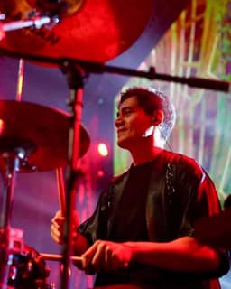 Biodata dan Profil Tyo Nugros, eks Drummer Dewa 19 | IDN Times