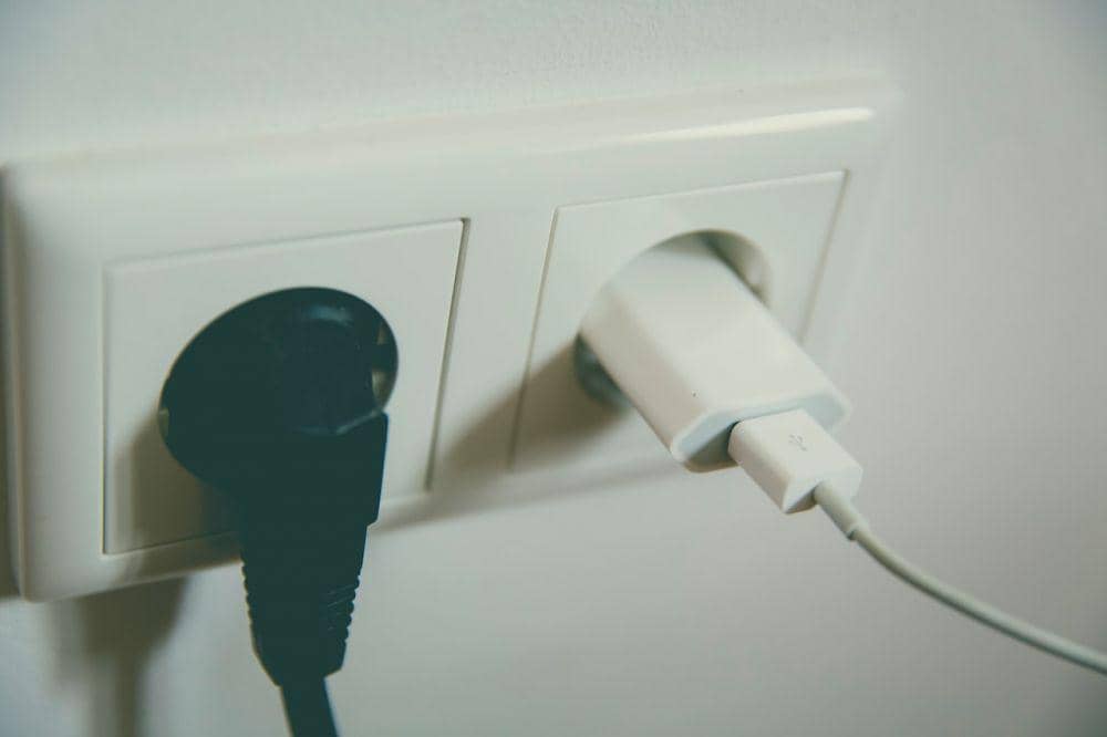 Bahaya Isi Daya HP Pakai Charger Beda Watt, Baterai Boros! | IDN Times
