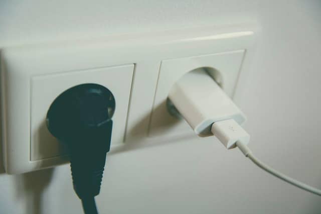 Bahaya Isi Daya HP Pakai Charger Beda Watt, Baterai Boros! | IDN Times
