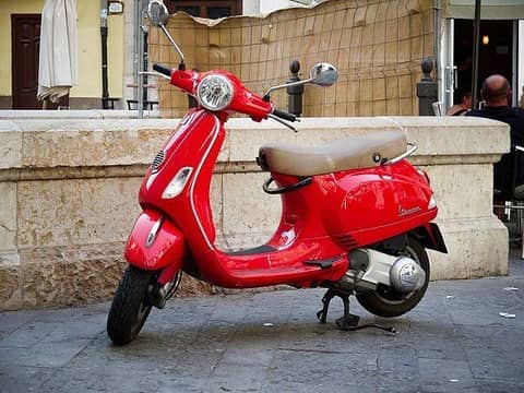 Daftar Pajak Vespa Matic Terbaru Paling Update! | IDN Times