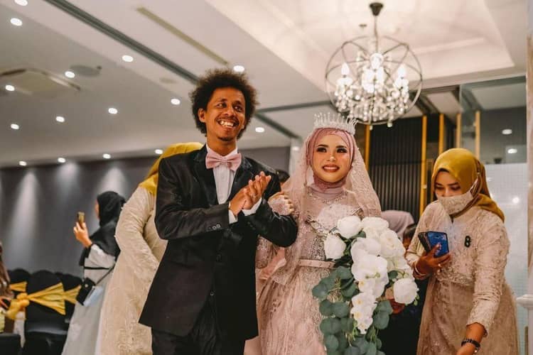 10 Potret Raim Laode dan Komang Saat Menikah | IDN Times