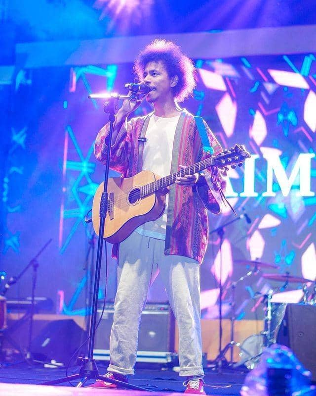 Profil dan Biodata Raim Laode, Penyanyi Komang yang Viral | IDN Times