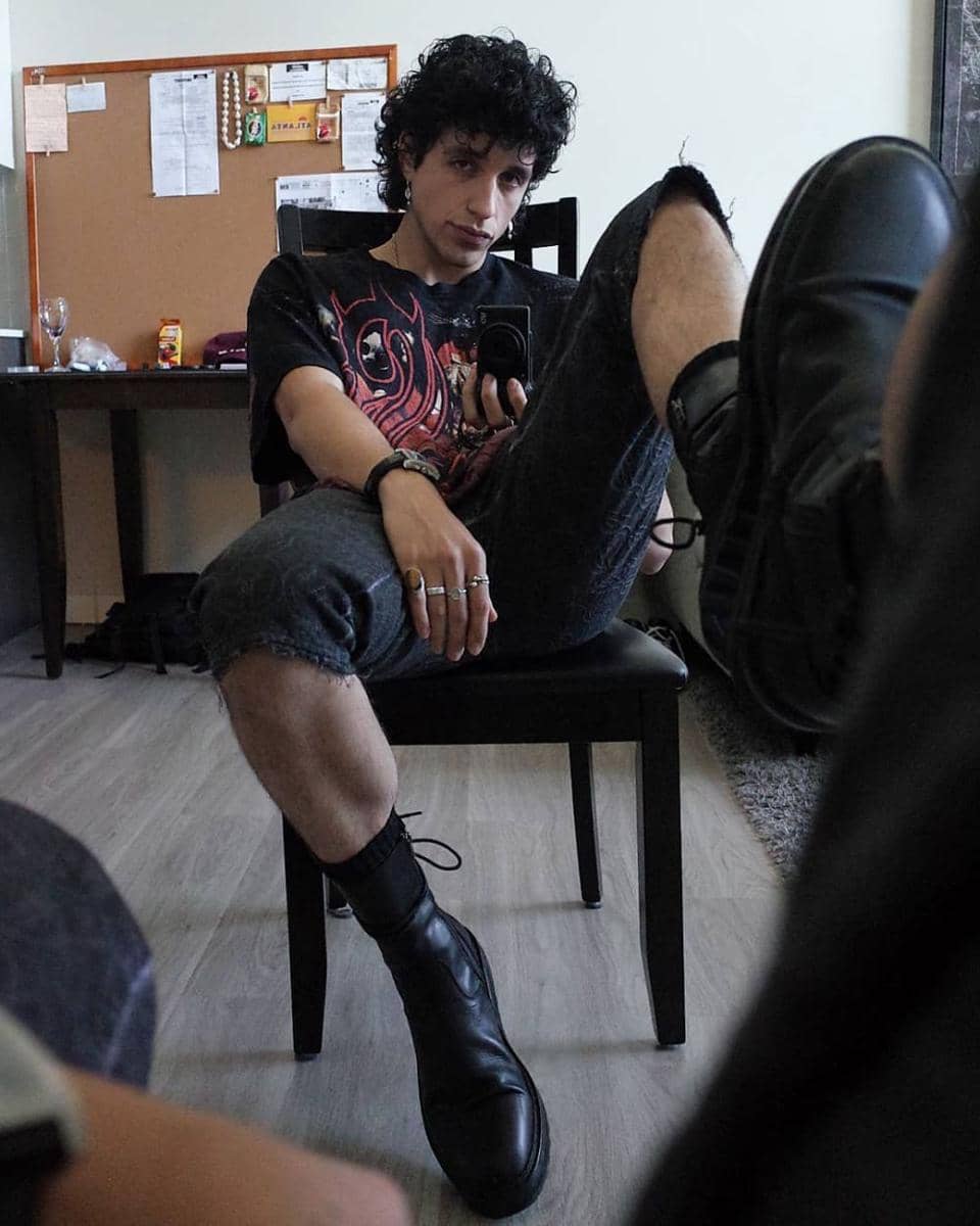 Sebastian Chacon, Drummer Band Fiksi Daisy Jones & The Six | IDN Times