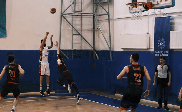 Jump Shoot: Pengertian, Cara Melakukan, dan Macam-Macamnya | IDN Times