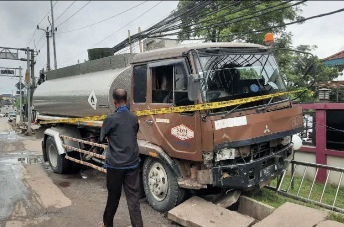 Truk Tabrak 5 Sepeda Motor di Balaraja, 3 Orang Tewas | IDN Times Banten