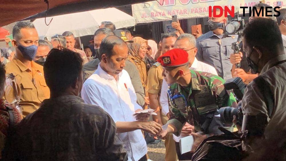 Pedagang Pasar Natar dapat Sembako dan Uang Rp1,2 Juta | IDN Times Lampung