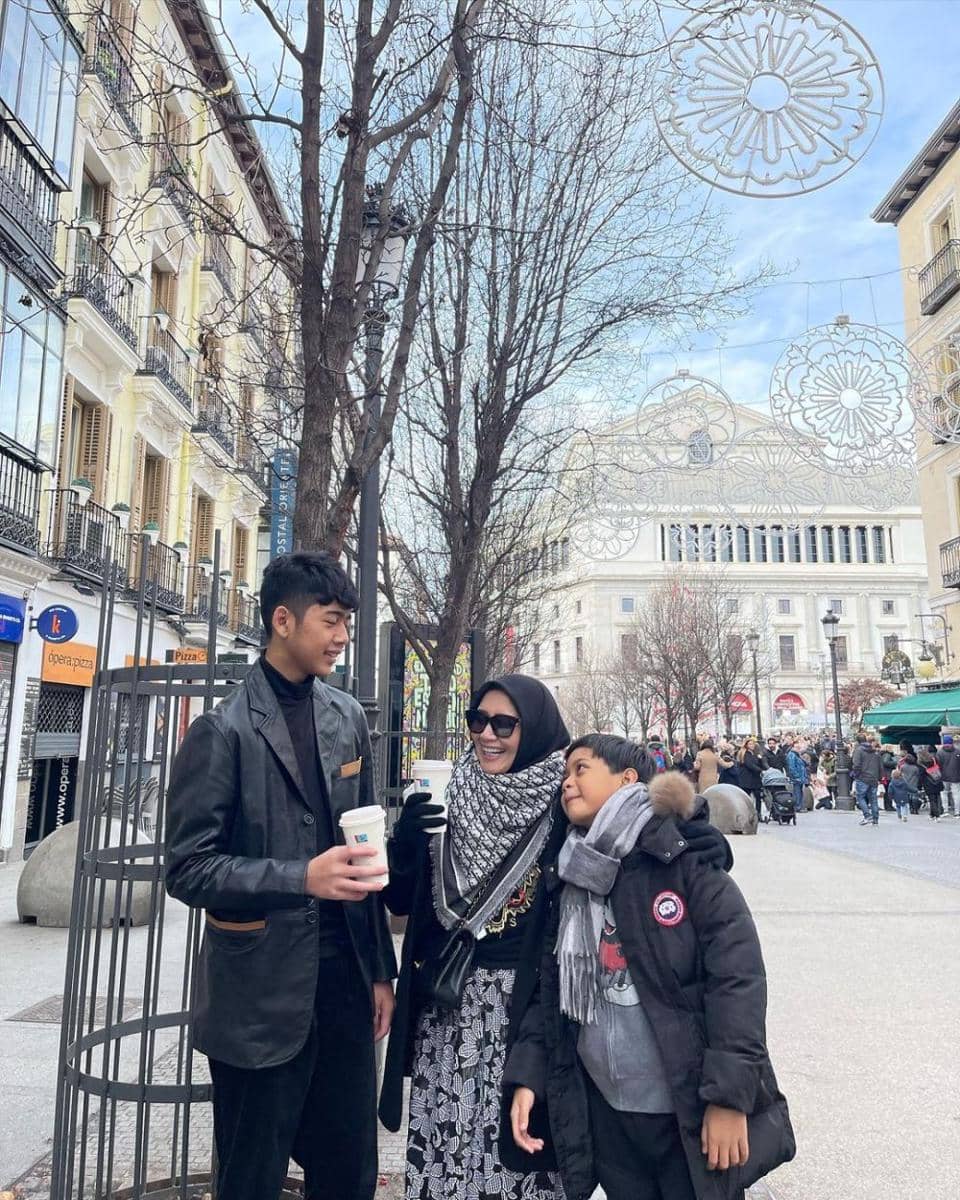 Biodata dan Profil Dine Mutiara, Istri Baru Sahrul Gunawan | IDN Times